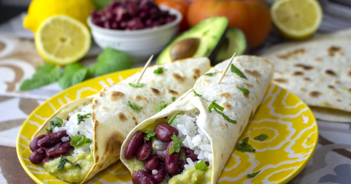 Burritos vegetarianos de arroz y frijoles con guacamole y menta ...