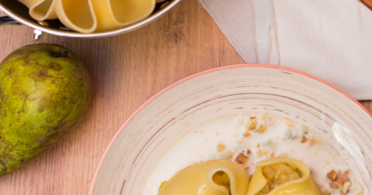 Pasta rellena de pera y gorgonzola, con salsa de queso y nueces ...