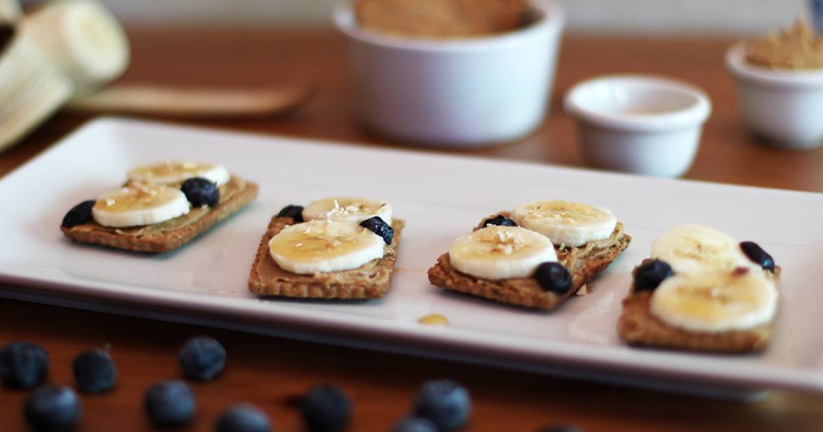Galletas con fruta y mantequilla de cacahuete | Cocina y recetas fáciles