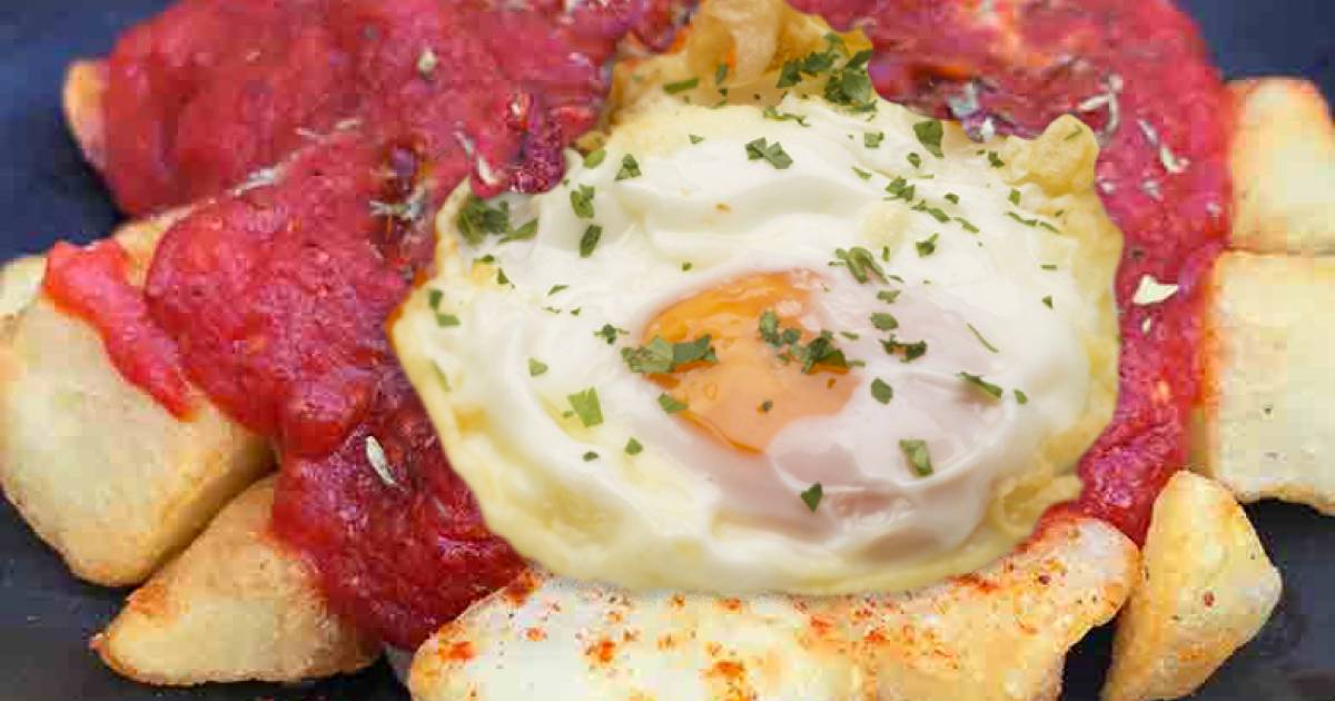 Huevos con patatas bravas | Cocina y recetas fáciles