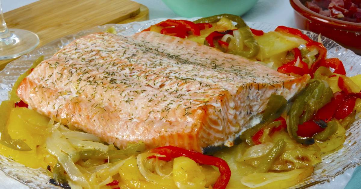 Salmón al horno con patatas y pimientos | Cocina y recetas fáciles