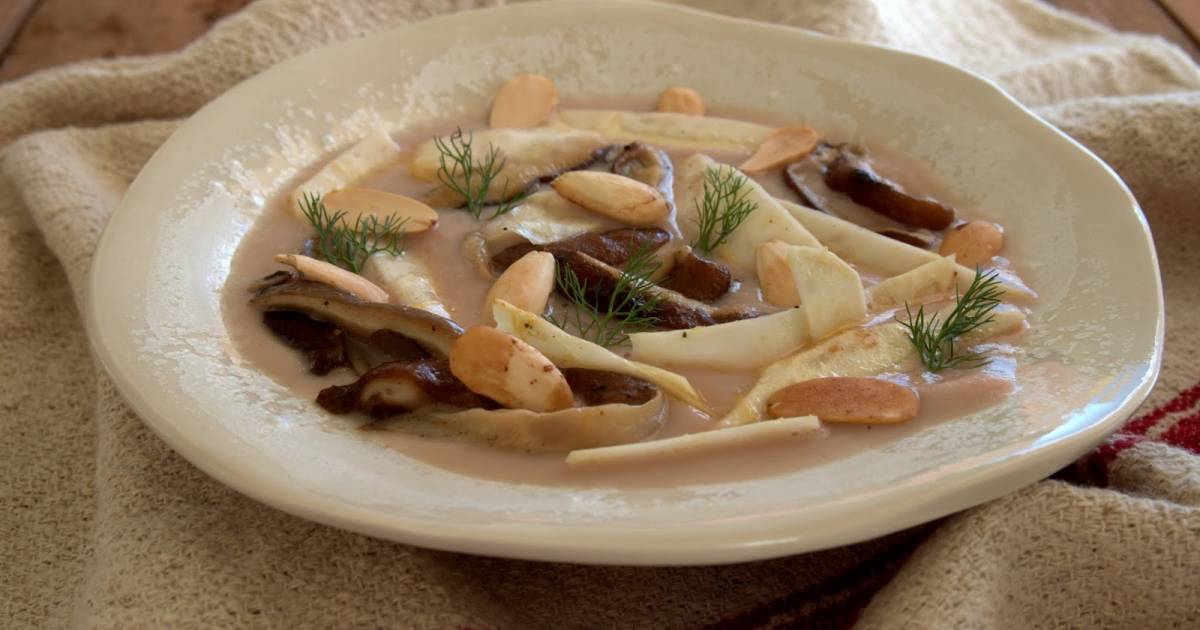 Sopa de apionabo con setas y almendras | Cocina y recetas fáciles