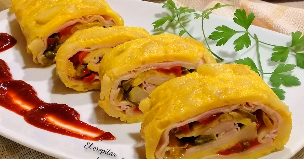 Rollo de tortilla española relleno con pavo, queso y pimientos ... Rollo de tortilla española relleno con pavo, queso y pimientos ...